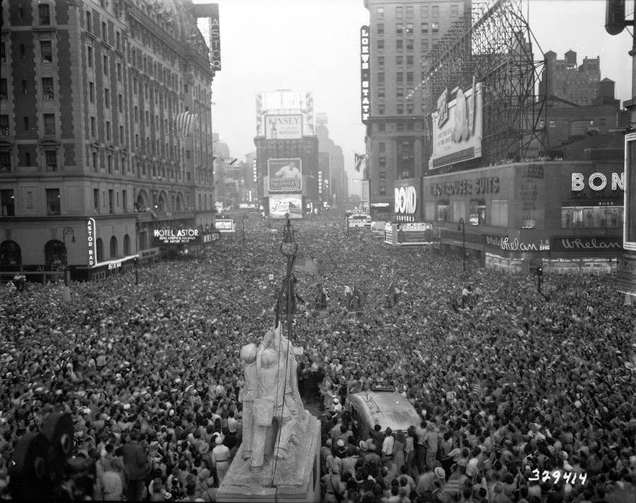 30 Vintage Photos Of Times Square Before It Fell Into Disrepair