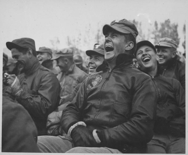 32 Vintage USO Photos Of Military Entertainment Starting With WW2