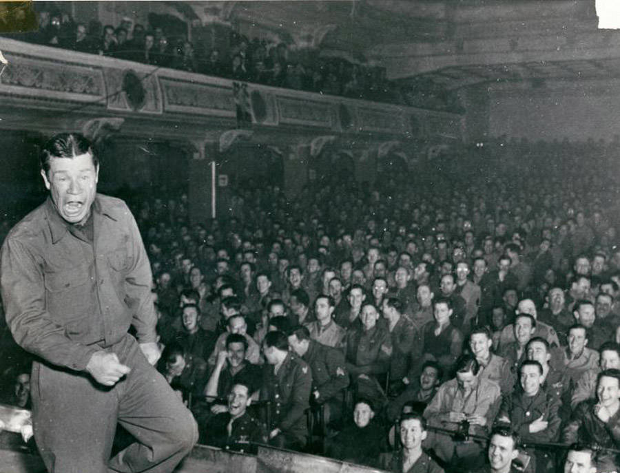 32 Vintage USO Photos Of Military Entertainment Starting With WW2