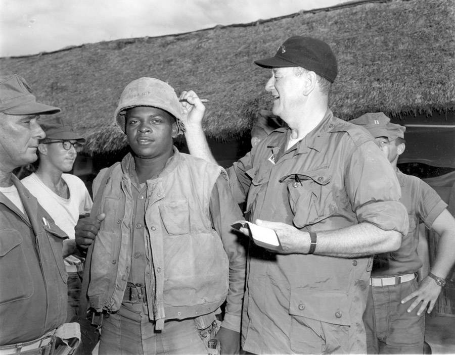 32 Vintage USO Photos Of Military Entertainment Starting With WW2