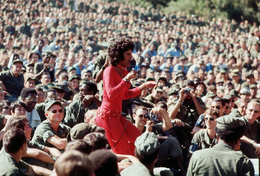 32 Vintage USO Photos Of Military Entertainment Starting With WW2