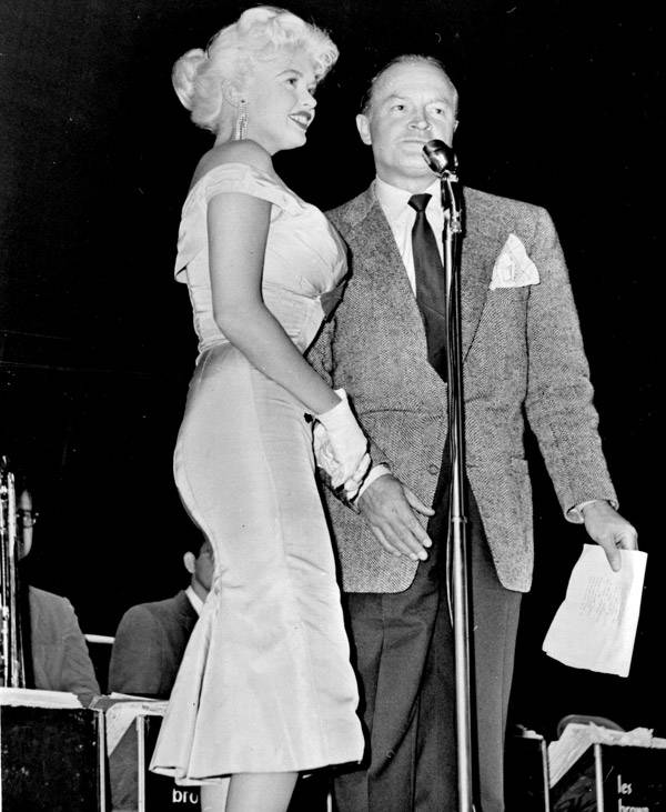 32 Vintage USO Photos Of Military Entertainment Starting With WW2