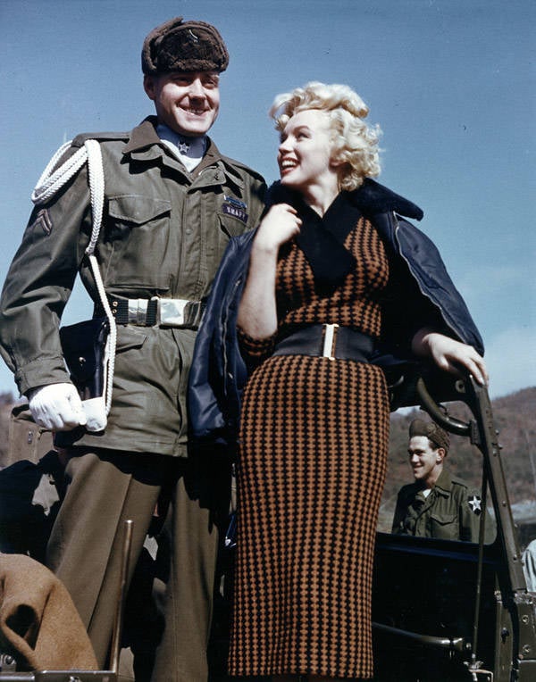 32 Vintage USO Photos Of Military Entertainment Starting With WW2