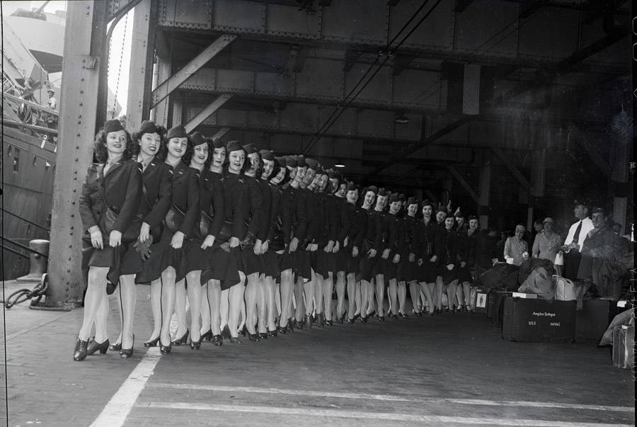 32 Vintage USO Photos Of Military Entertainment Starting With WW2