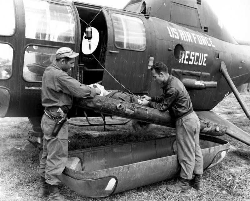 25 Dramatic Photos Of Combat Medics In Action Throughout History