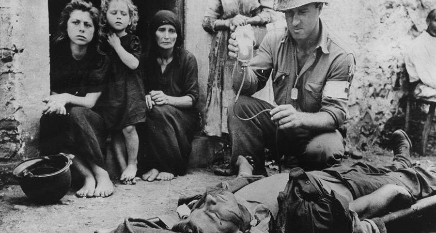 25 Dramatic Photos Of Combat Medics In Action Throughout History