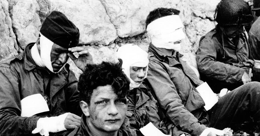 25 Dramatic Photos Of Combat Medics In Action Throughout History