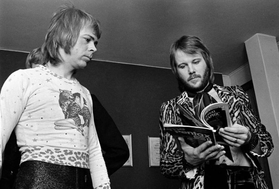 33 Vintage Backstage Photos Of History's Most Famous Musicians