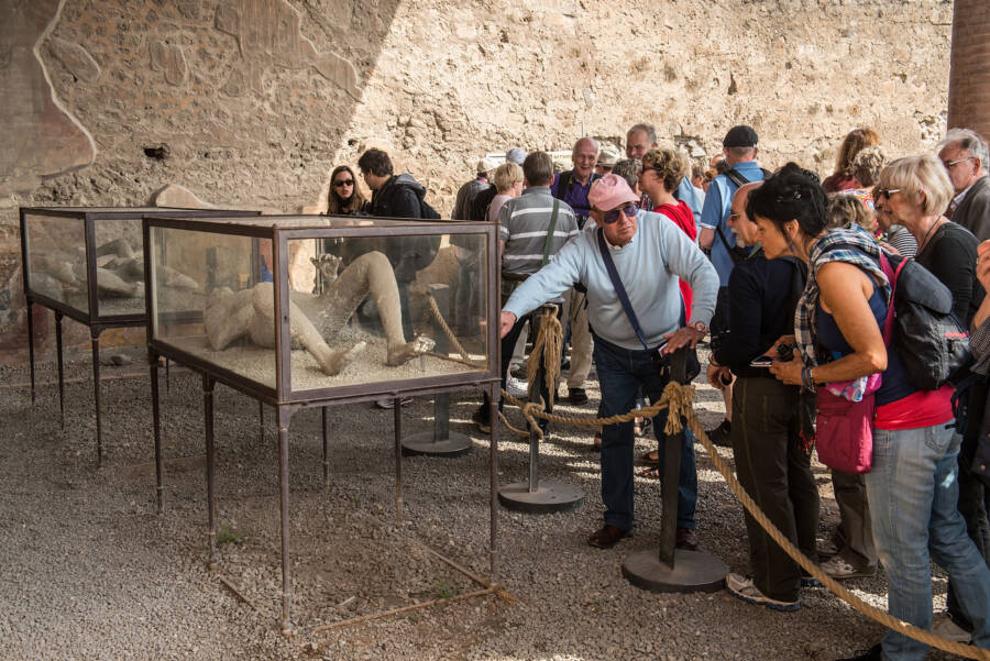 39 Agonizing Photos Of Pompeii's Bodies Frozen In Time