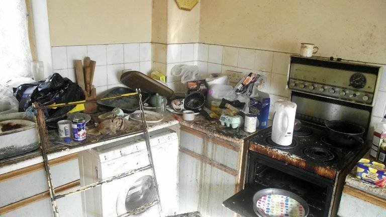 British Extreme Cleaning Team Reveals Most Disgusting Homes