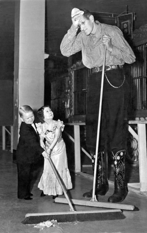Sideshow "Freaks": 44 Disturbing Photos From Decades Past