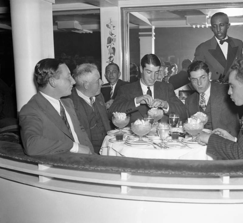 Glamour, Gangsters, And Racism: 30 Photos Inside Harlem's Infamous ...