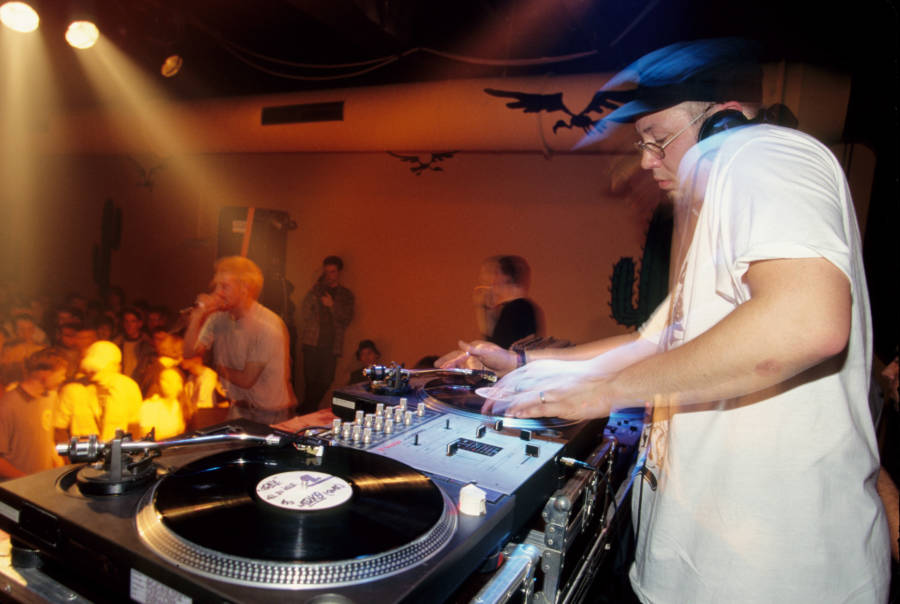 44 Classic Photos Of 90s Hip-Hop And Rap Icons In Their Prime