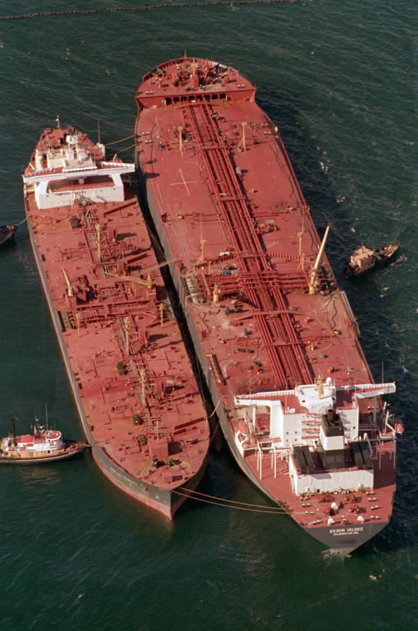 The Exxon Valdez Oil Spill In 33 Devastating Photos