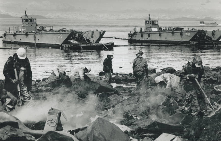 The Exxon Valdez Oil Spill In 33 Devastating Photos