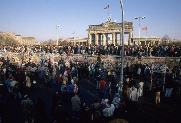 The Fall Of The Berlin Wall In 57 Stirring Photos