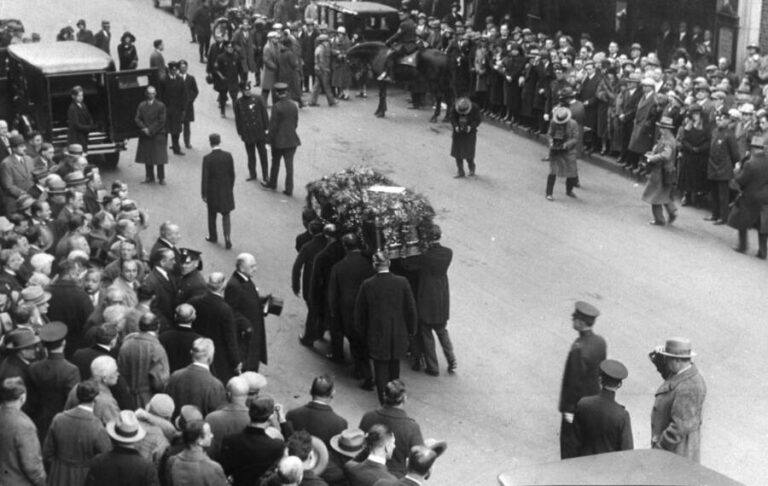 Was Harry Houdini Really Killed By A Punch To The Stomach?