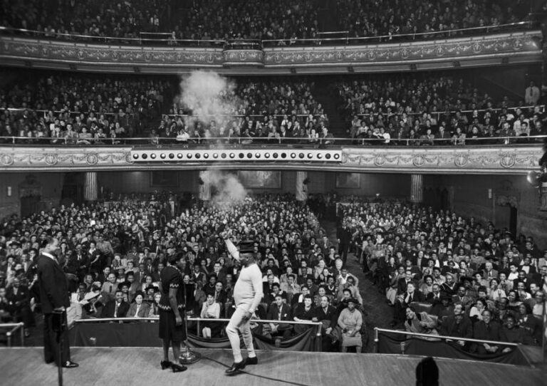 The History Of Harlem's Iconic Apollo Theater, In 33 Vintage Photos