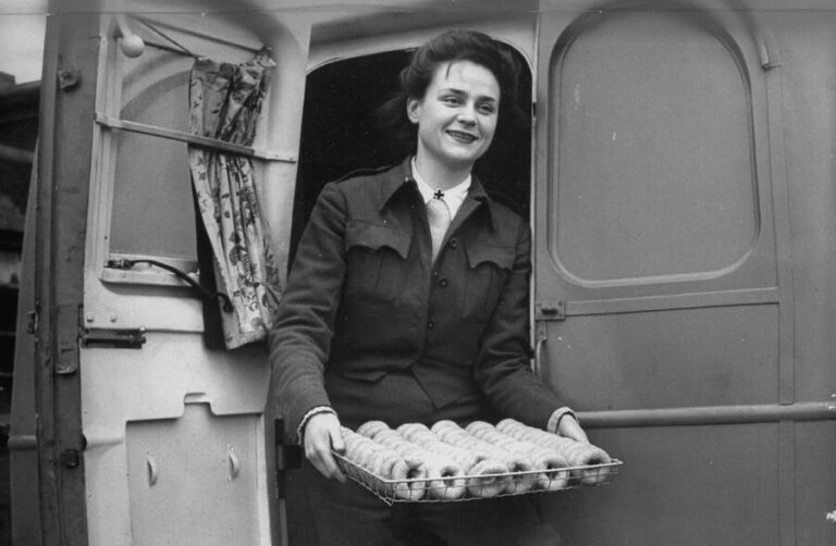How Donut Dollies Served On The Front Lines Of World War 2 And Beyond