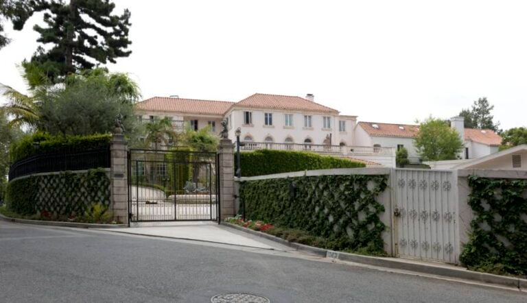 La Historia De Pickfair: De Hollywood Landmark A Haunted Mansion | Onyx