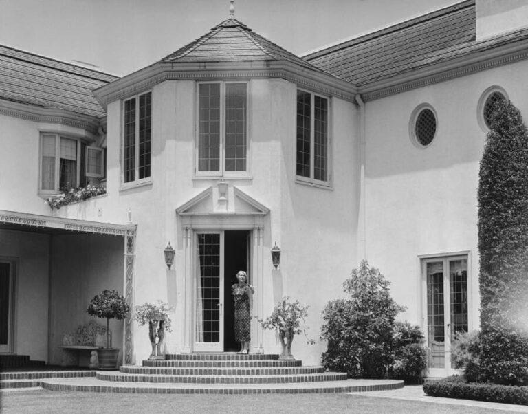 La Historia De Pickfair: De Hollywood Landmark A Haunted Mansion | Onyx