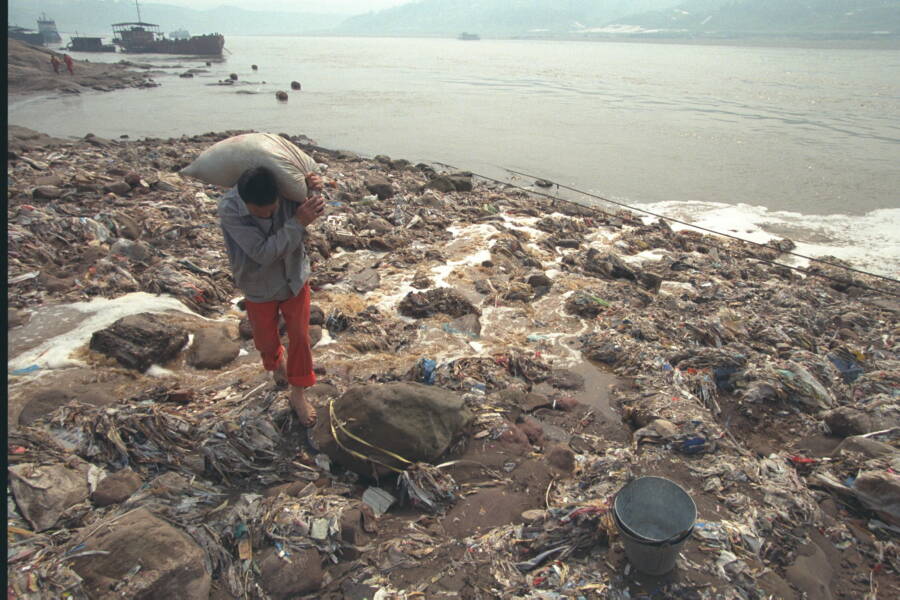 26 Shocking Photos Of The Pollution In China's Yangtze River