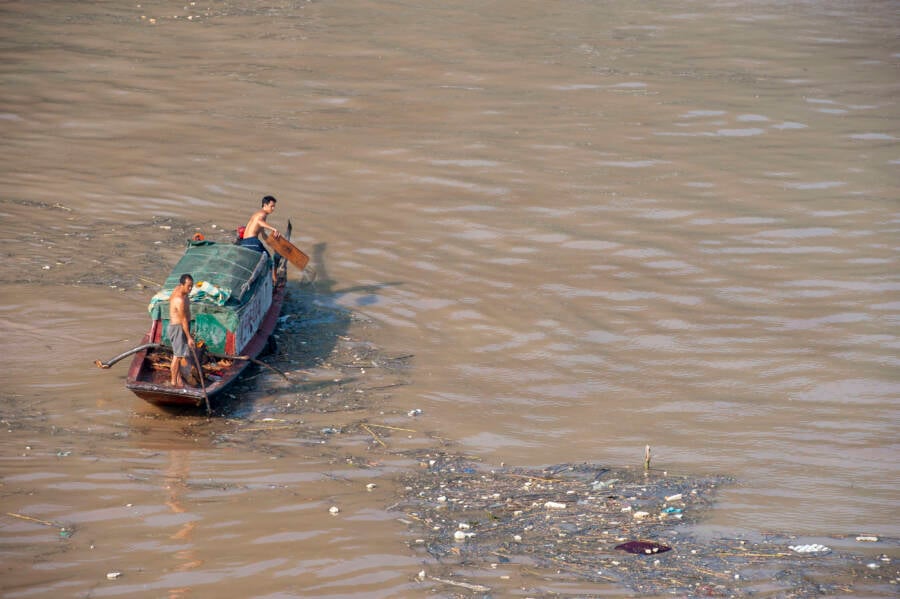 26 Shocking Photos Of The Pollution In China's Yangtze River