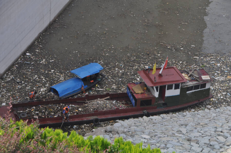 26 Shocking Photos Of The Pollution In China's Yangtze River
