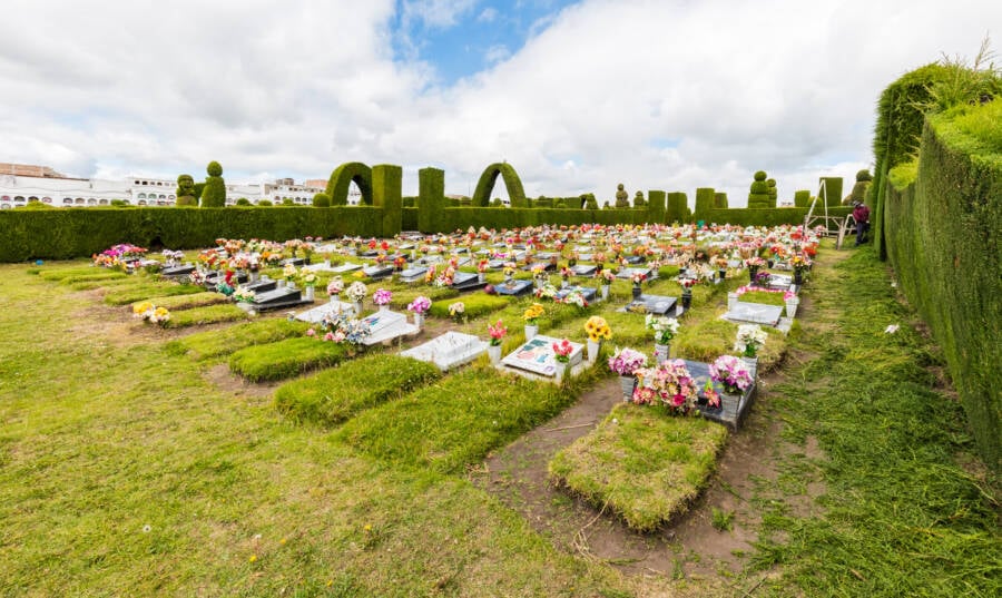 23 Images Of Ecuador's Remarkable Tulcán Cemetery