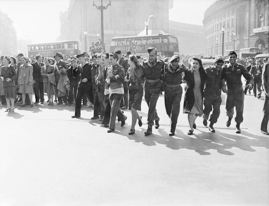 33 VJ Day Photos That Capture The Victory Over Japan In 1945
