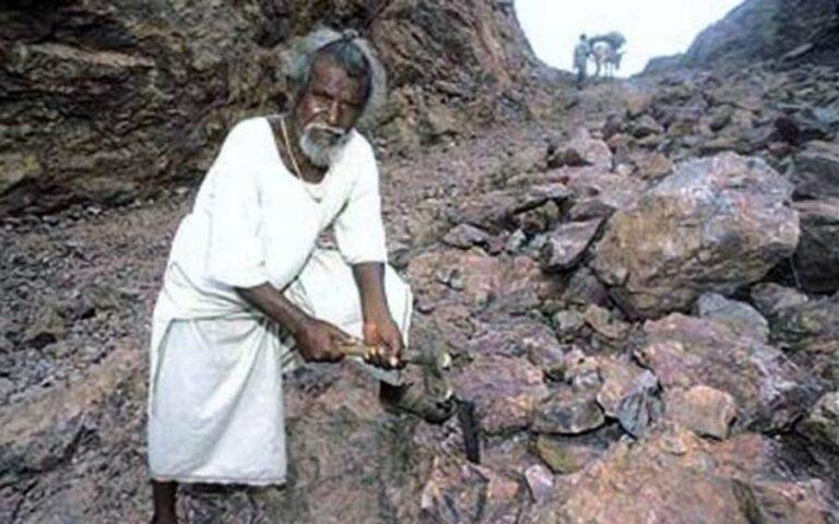 The True Story Of Dashrath Manjhi — India's Beloved 'Mountain Man'