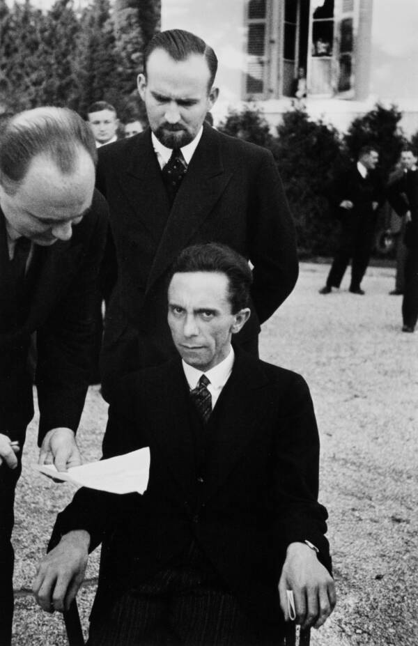 44 Colorized Portraits Of Iconic Figures Throughout History