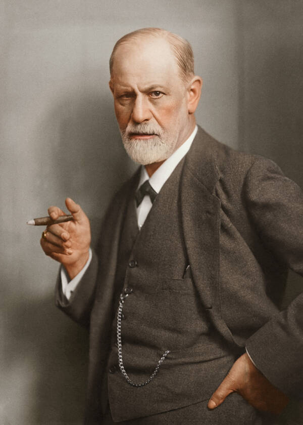 44 Colorized Portraits Of Iconic Figures Throughout History