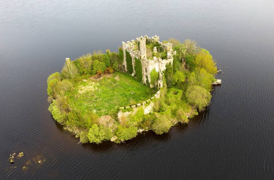 27 Stunning Photos Of McDermott's Castle In Ireland