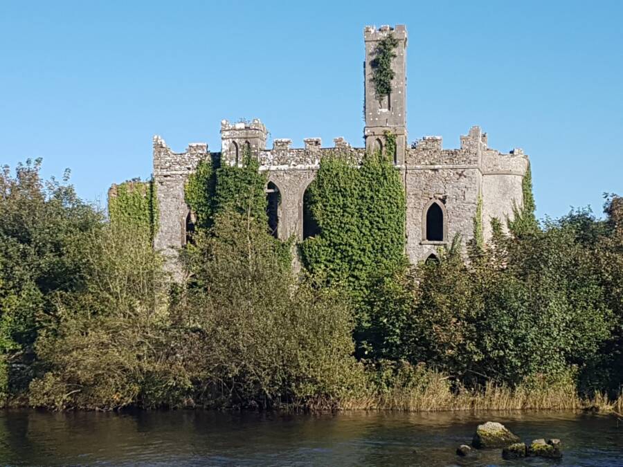 27 Stunning Photos Of McDermott's Castle In Ireland