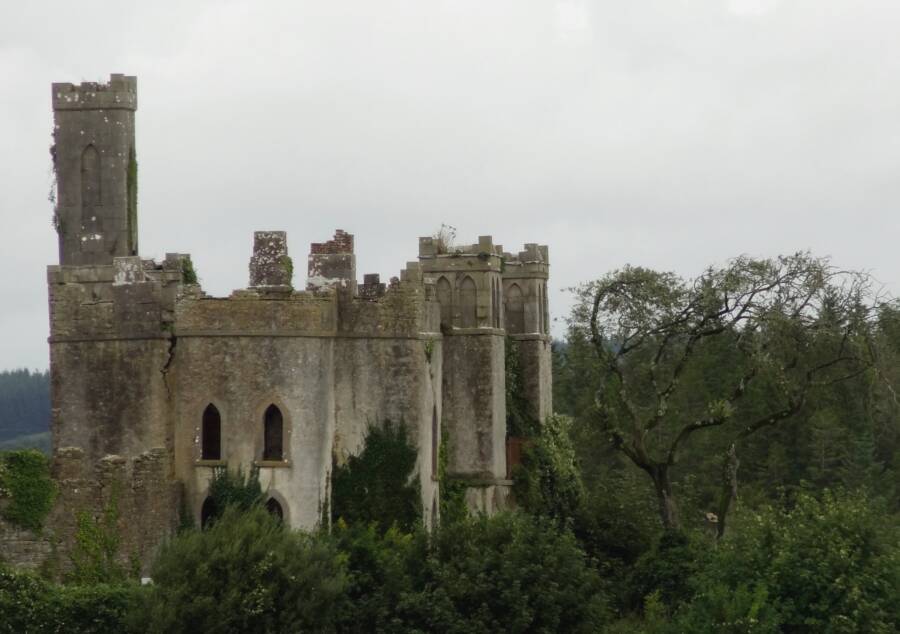 27 Stunning Photos Of McDermott's Castle In Ireland