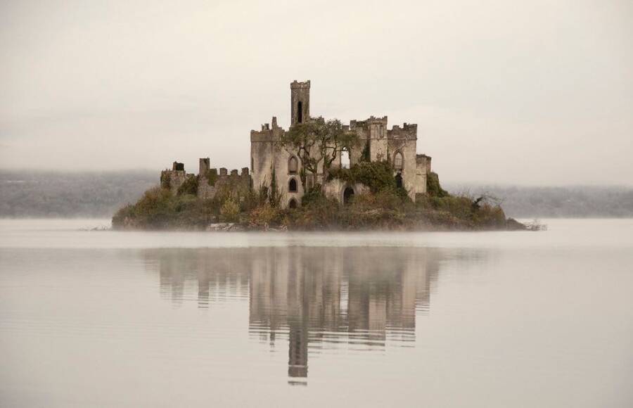 27 Stunning Photos Of McDermott's Castle In Ireland