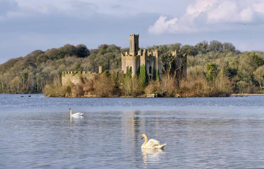 27 Stunning Photos Of McDermott's Castle In Ireland