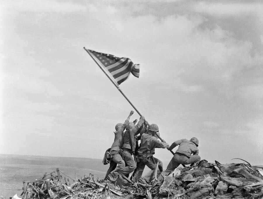 55 Iconic American History Photos And The Stories Behind Them