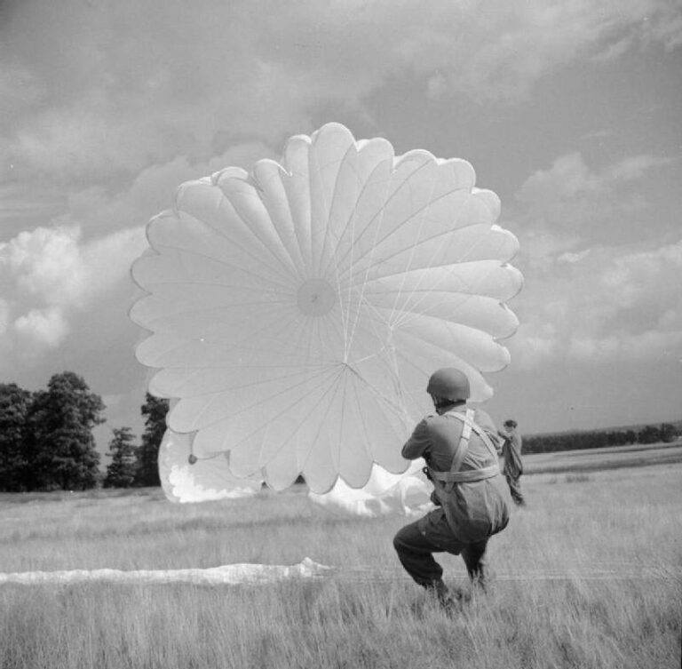 The Jewish Parachutists Who Went Behind Nazi Lines During WWII