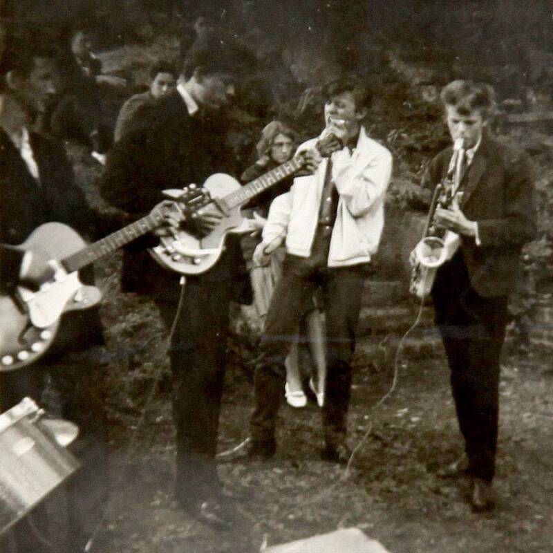 33 Photos Of Iconic Musicians Before They Were Famous