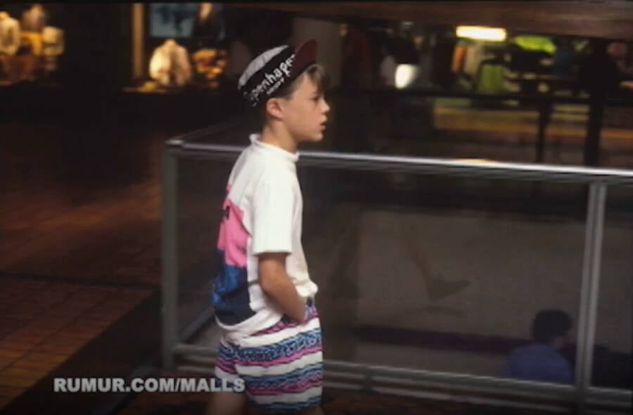 44 Mesmerizing Vintage Mall Photos From The 1980s And 1990s