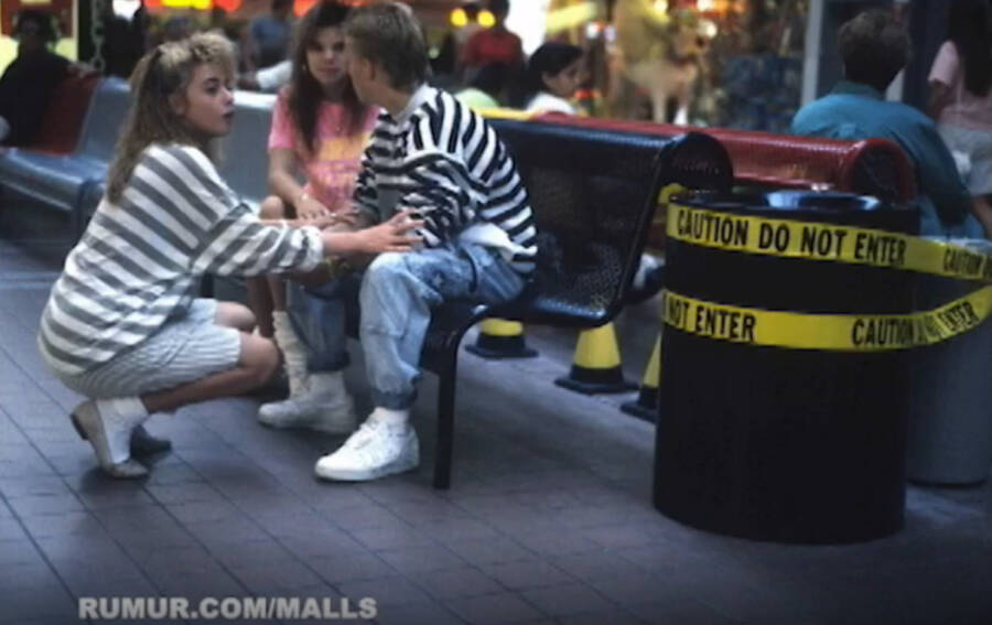 44 Mesmerizing Vintage Mall Photos From The 1980s And 1990s