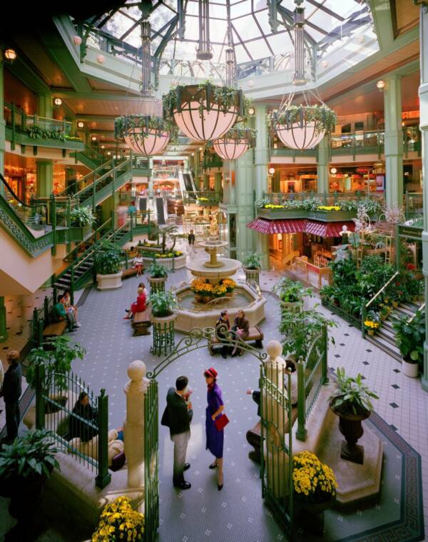 44 Mesmerizing Vintage Mall Photos From The 1980s And 1990s