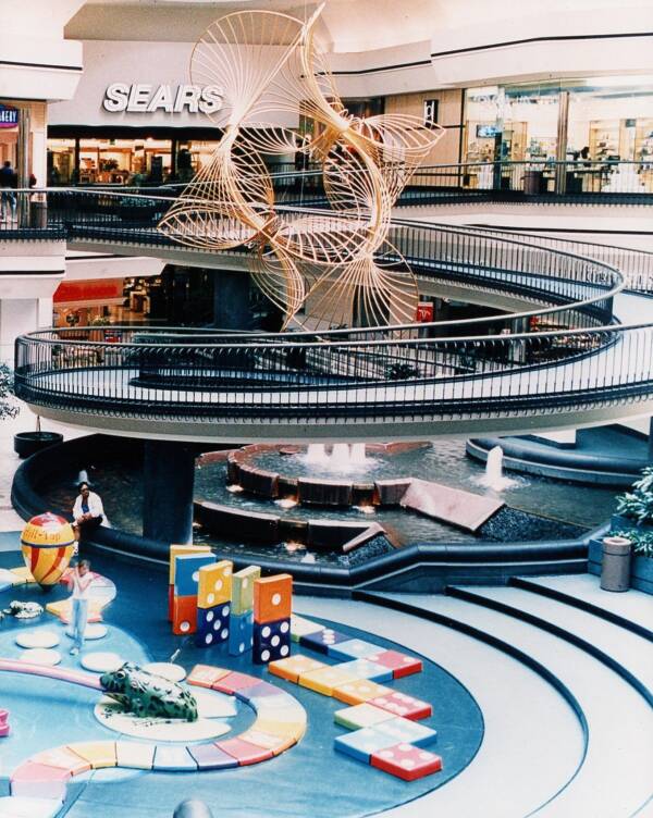 44 Mesmerizing Vintage Mall Photos From The 1980s And 1990s