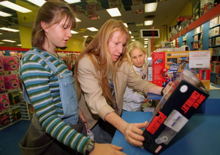 44 Mesmerizing Vintage Mall Photos From The 1980s And 1990s