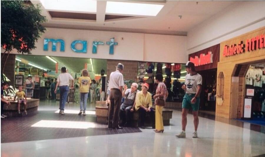 44 Mesmerizing Vintage Mall Photos From The 1980s And 1990s