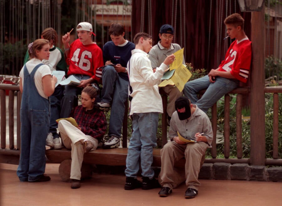 44 Mesmerizing Vintage Mall Photos From The 1980s And 1990s
