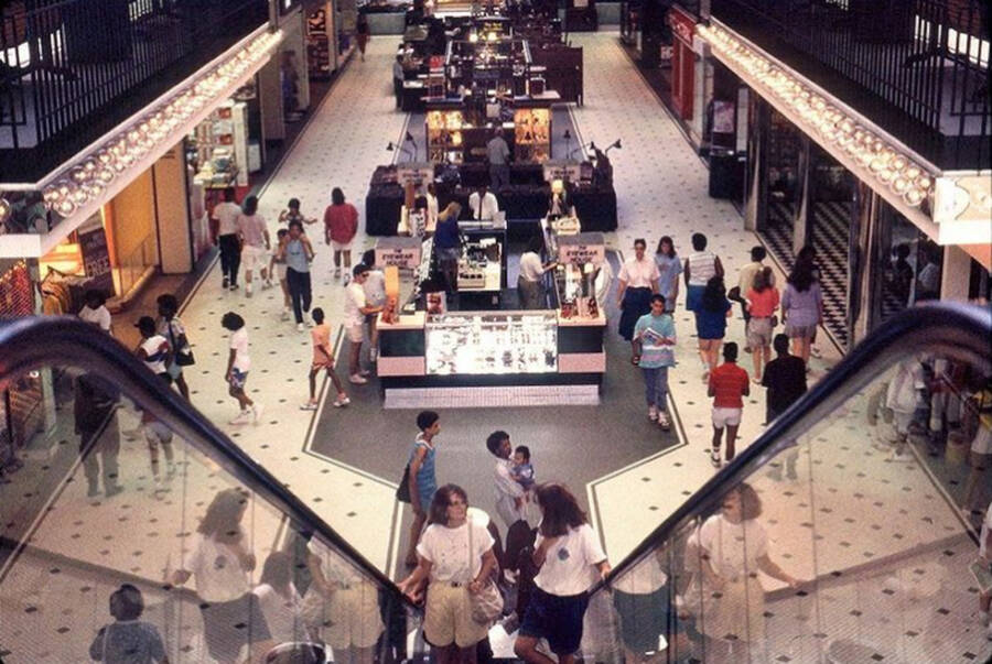 44 Mesmerizing Vintage Mall Photos From The 1980s And 1990s