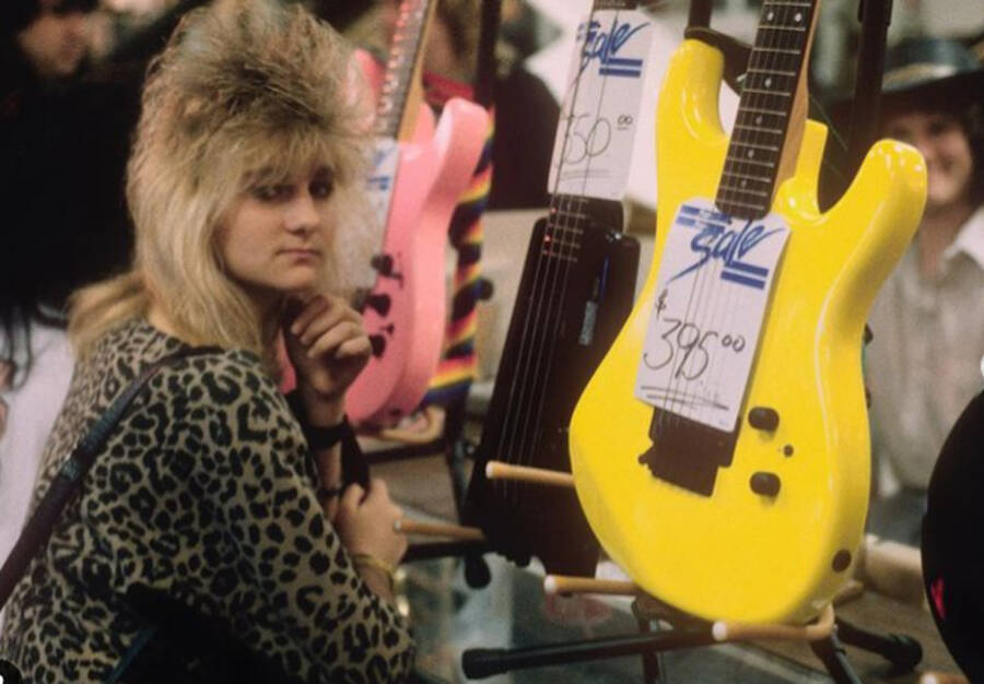 44 Mesmerizing Vintage Mall Photos From The 1980s And 1990s